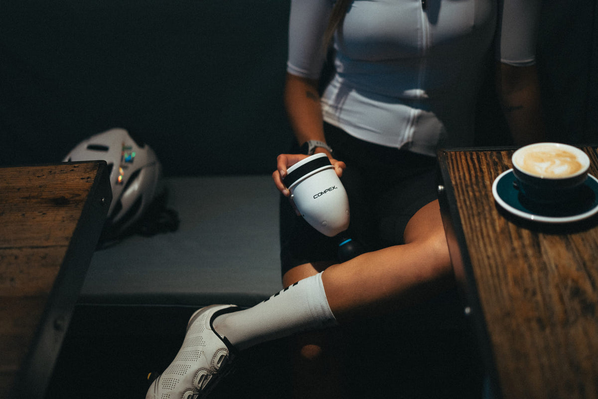 Masajeador de percusión Fixx™ para alivio muscular | Compex